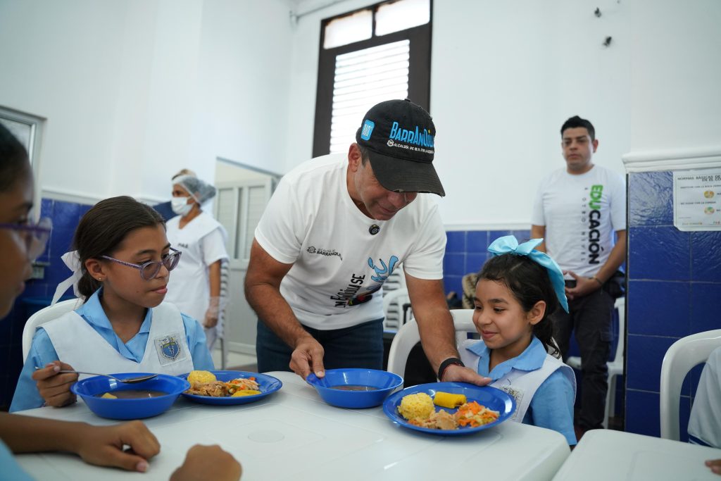 Alcalde Char entrega cuatro cocinas nuevas a instituciones del Distrito ...